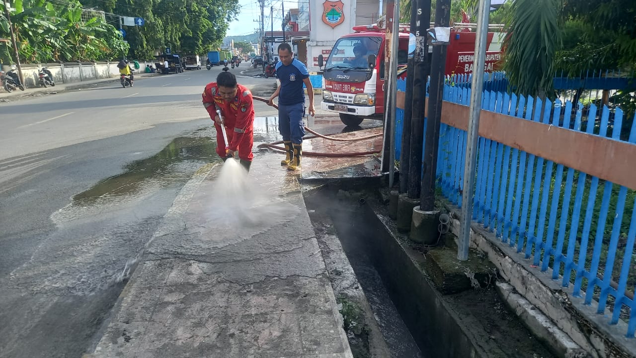 PUPR Banggai Sigap Lakukan Pengerukan Drainase yang Tersumbat - Portal ...